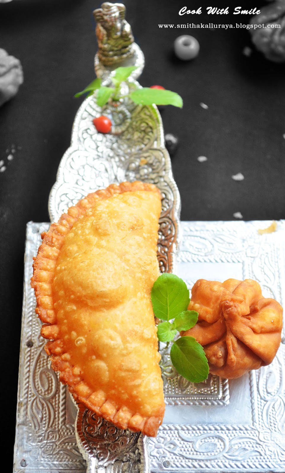 KARJIKAI / KARIGADABU / KAJJIKAYALU / SWEET SOMAS / KARANJI RECIPE ...